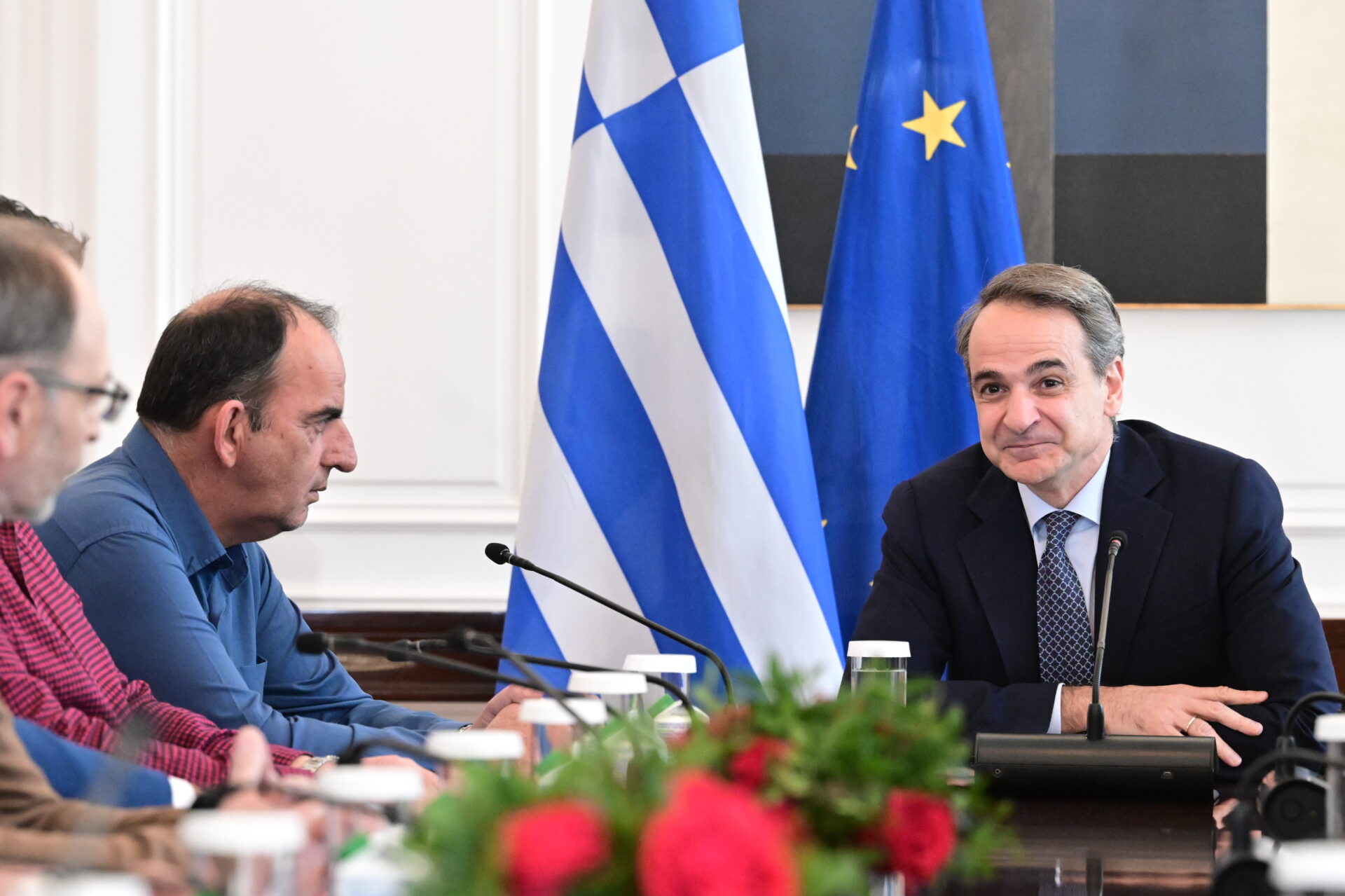ΓΥΡΩ ΓΥΡΩ ΟΛΟΙ: Με τις... ελιές και τα πρόβατα
