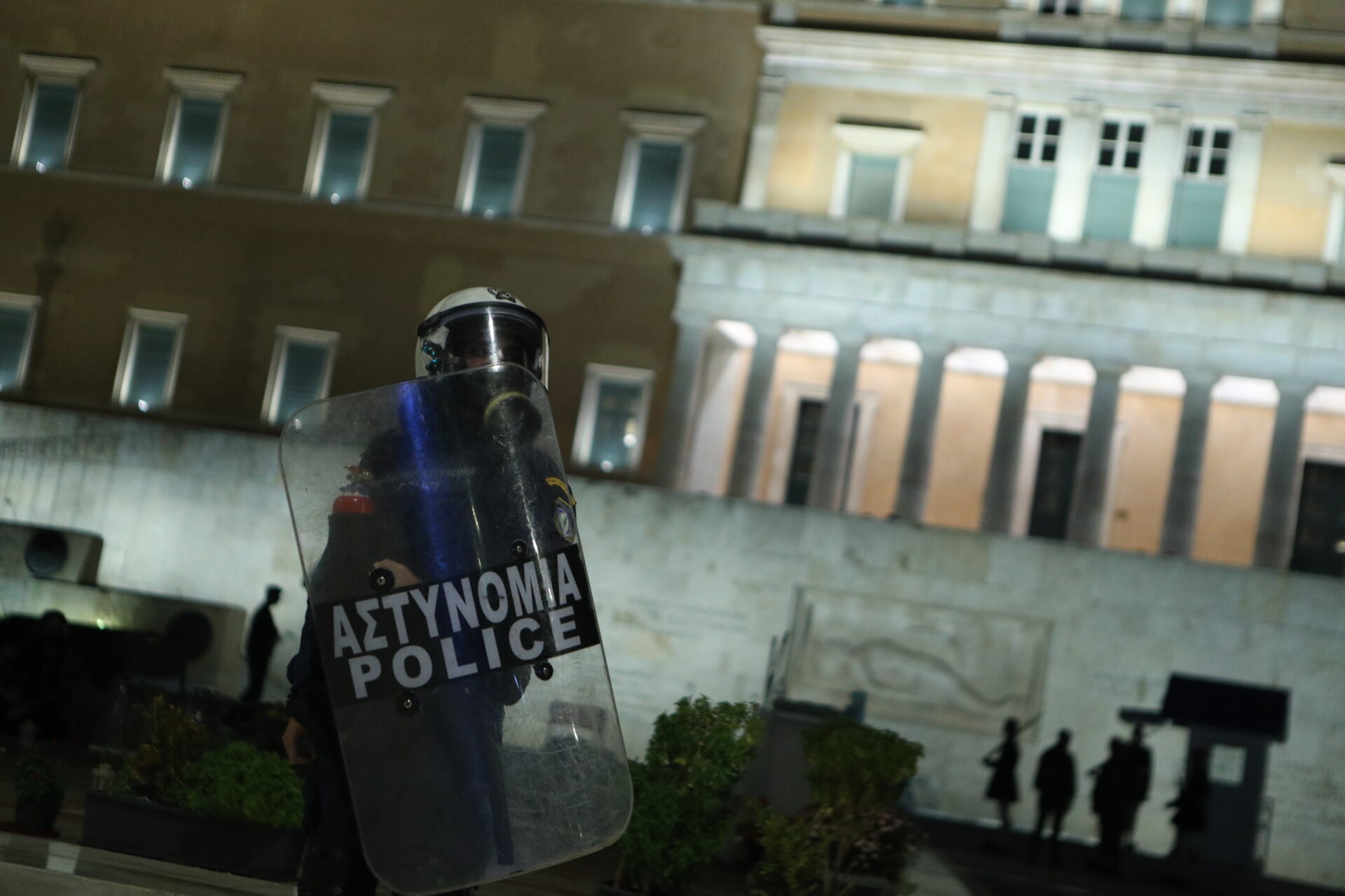 Σύνταγμα: Ισχυρές δυνάμεις ΜΑΤ στο Μνημείο του Αγνώστου Στρατιώτη (Βίντεο)