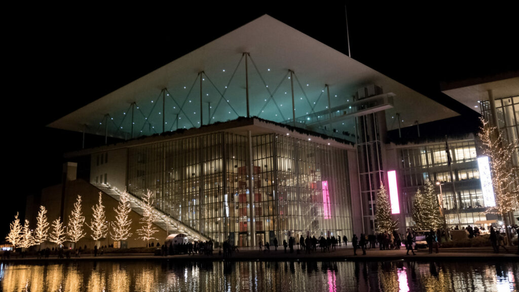 Χριστούγεννα στην Αθήνα: Η πόλη φοράει τα γιορτινά της