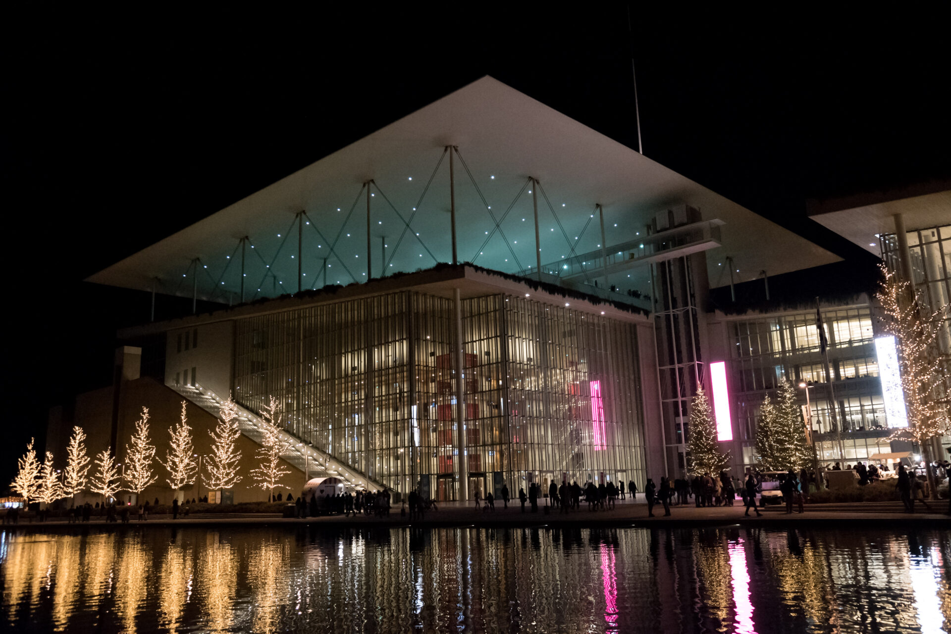 Χριστούγεννα στην Αθήνα: Η πόλη φοράει τα γιορτινά της