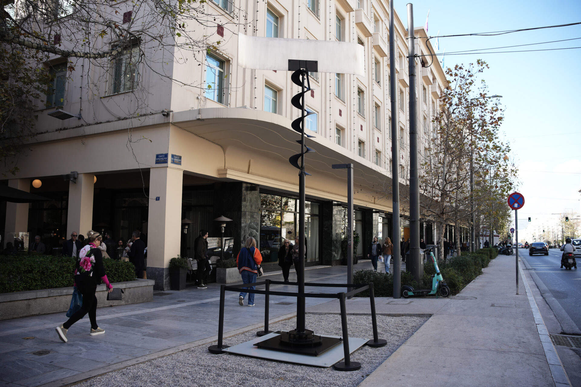 Στην καρδιά της Αθήνας το εμβληματικό έργο «Αιολικό» του γλύπτη Takis